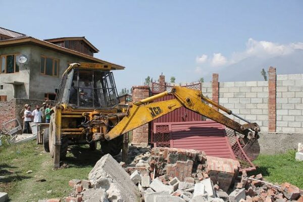 #Day61: LAWDA Demolishes 4 Illegal Structures In Shalimar | Kashmir ...