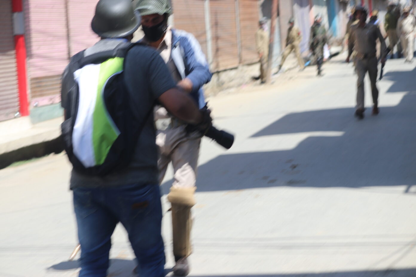 Police manhandles journalists in Sopore | Kashmir Life - Latest News ...