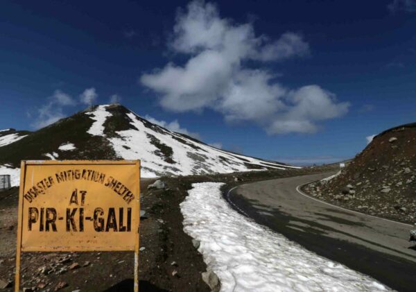 Mughal Road Reopens for LMVs After Snowfall Disruption | Kashmir Life ...