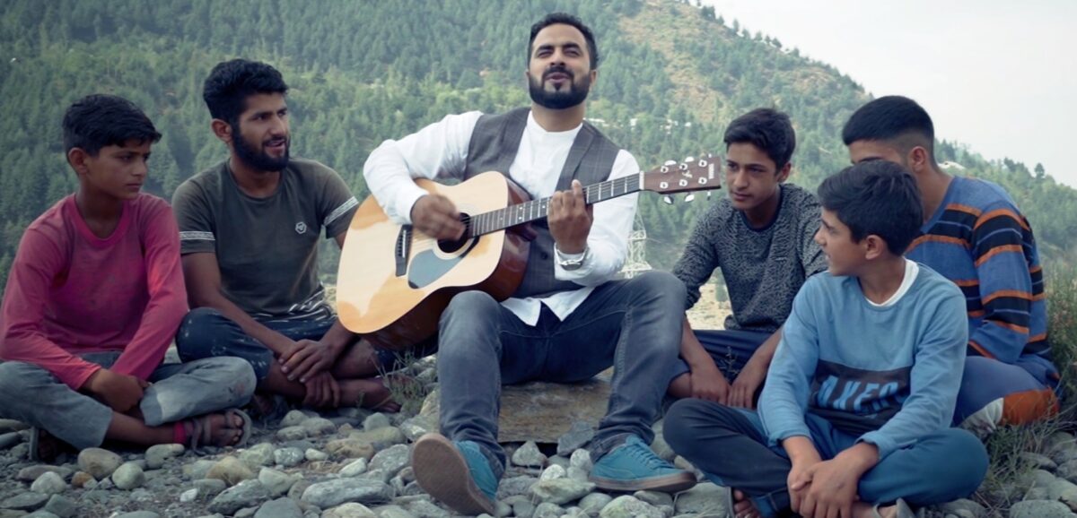 Sniti Mishra singer her popular Kashmir number | Kashmir Life - Latest ...