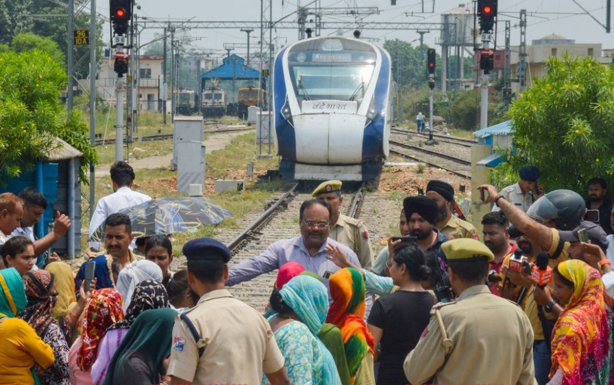 Women Halt Vande Bharat Train Over Water Crisis in Jammu | Kashmir Life ...