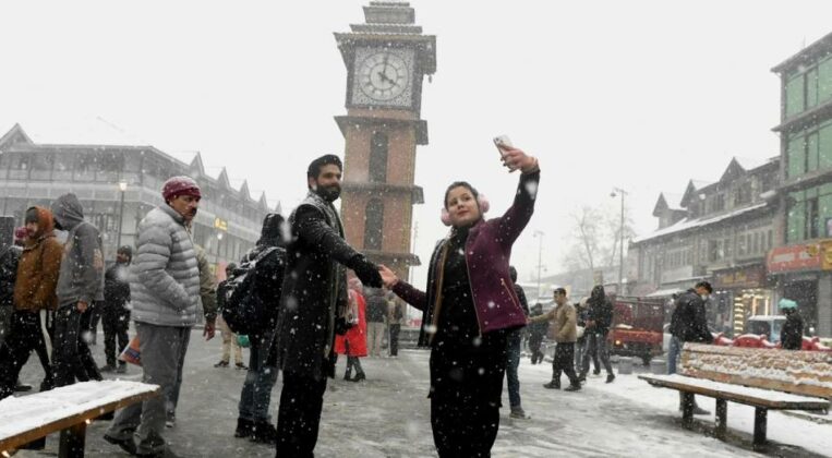 Heavy Snowfall Disrupts Life Across Kashmir; Gulmarg Records -4.5°C ...